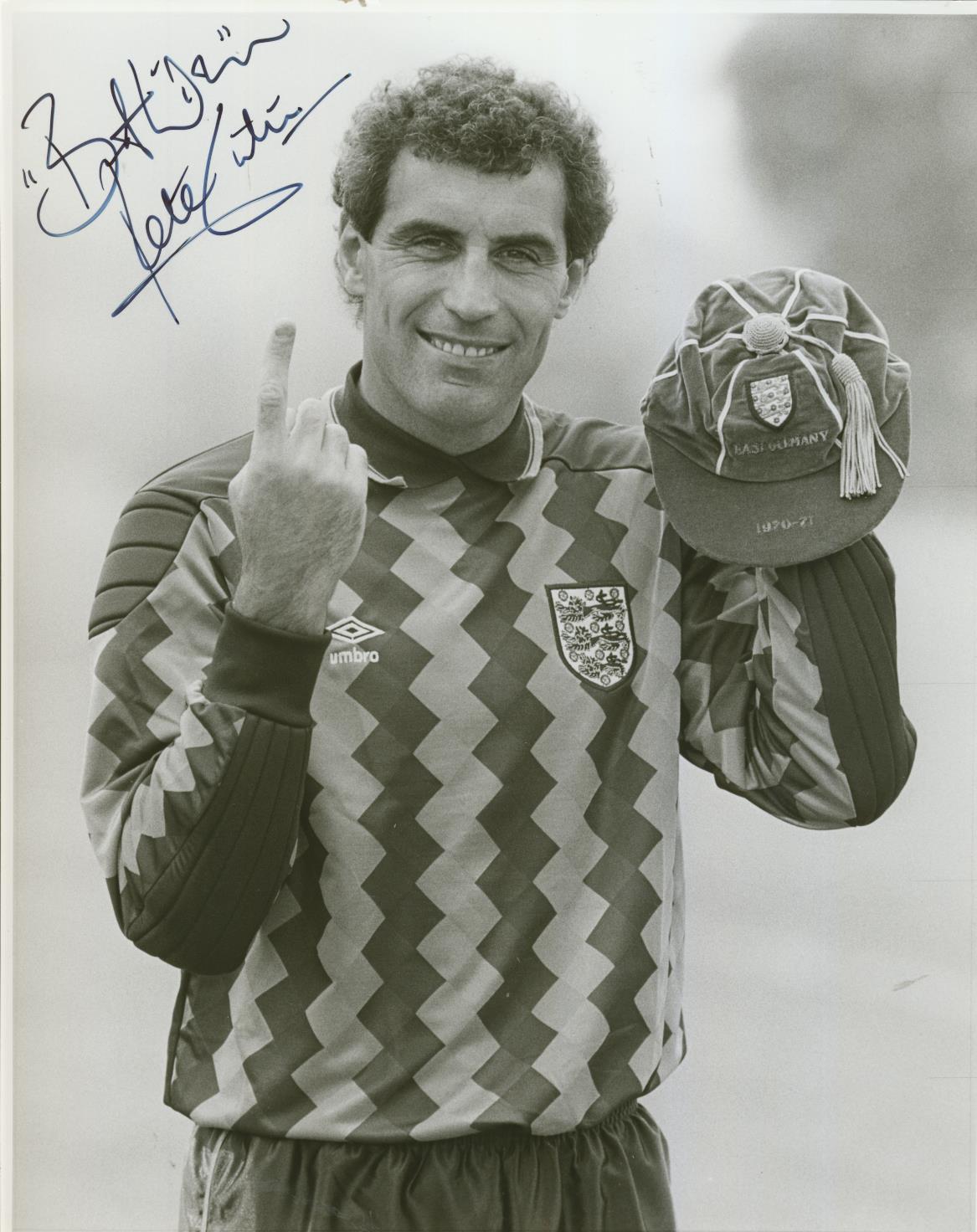 PETER SHILTON SIGNED PHOTOGRAPH - FOOTBALLERS PHOTOGRAPHS: Sportspages.com