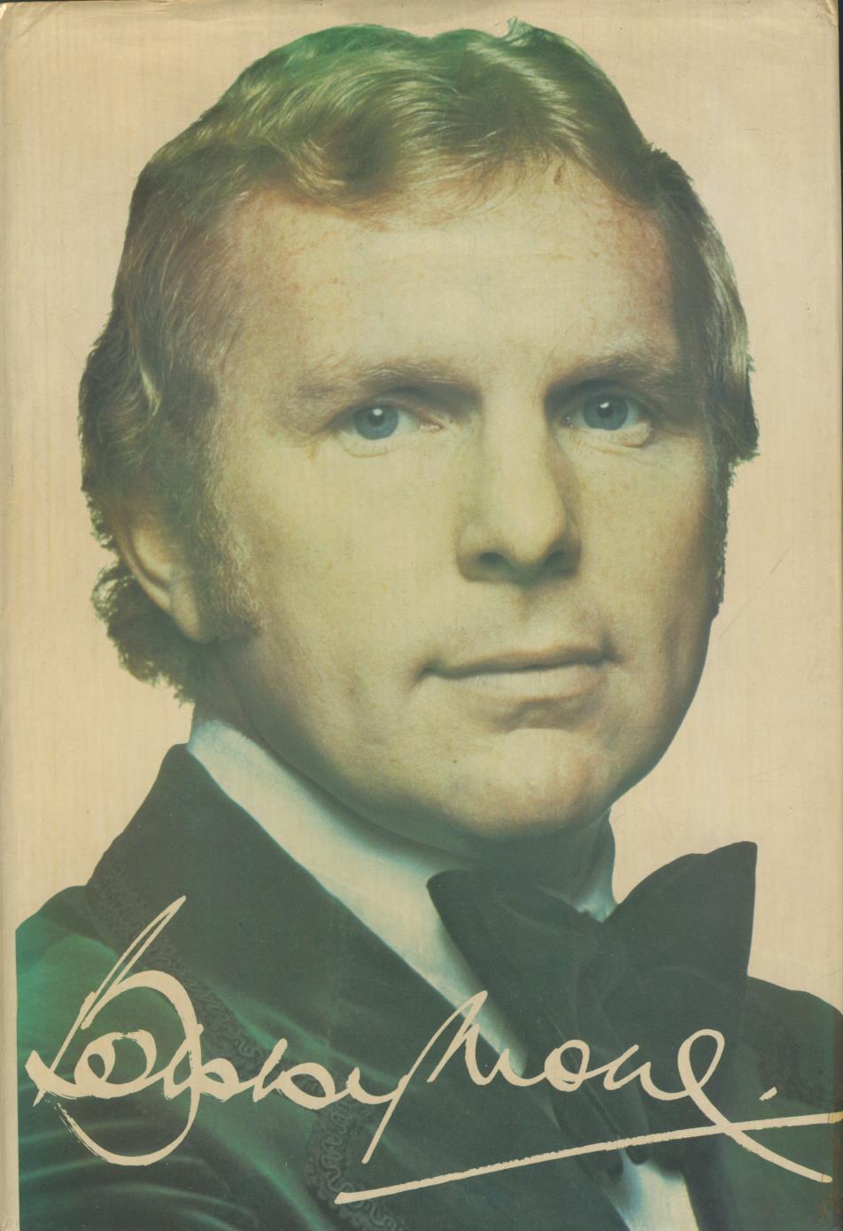 BOBBY MOORE - THE AUTHORISED BIOGRAPHY - Football Biographies ...