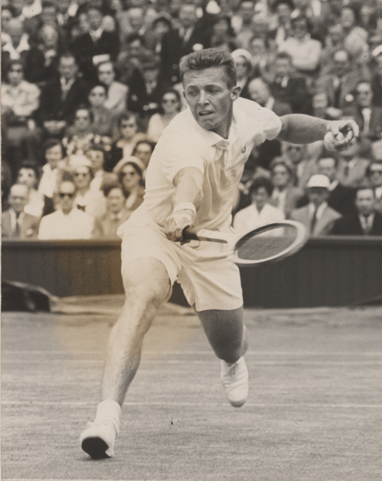 TONY TRABERT 1954 (WIMBLEDON) TENNIS PHOTOGRAPH: Sportspages.com
